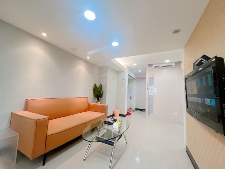 Nov-flash/走上樓梯,遇見西門町的光與風窗外是彩虹地標,心裡是旅行的溫度 - Da’an District