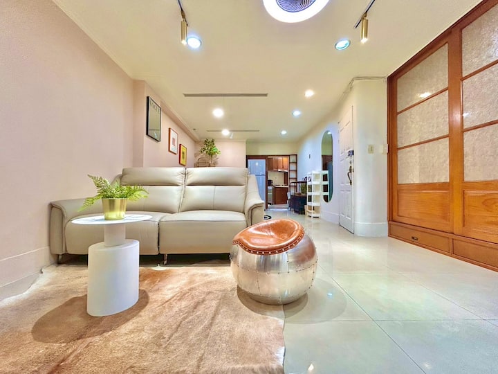 Dec-exclusive走上樓梯,遇見西門町的光與風窗外是彩虹地標,心裡是旅行的溫度 - Taipéi