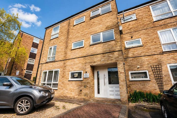 Leafy Suburban Apartment | Escape The City - Derby