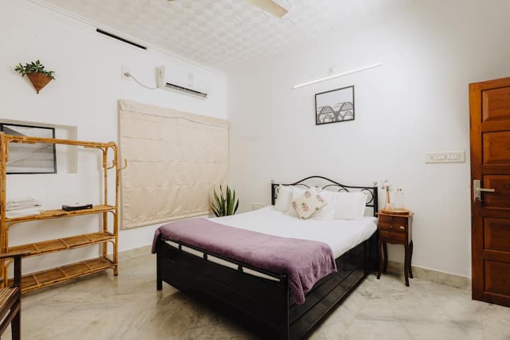 Urban Hide Away Near Kaloor Metro |The Nook Home - Kochi, India