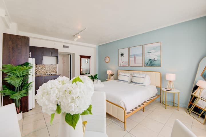 Beachfront - Upgraded King Studio With Kitchen - Miami Beach, FL