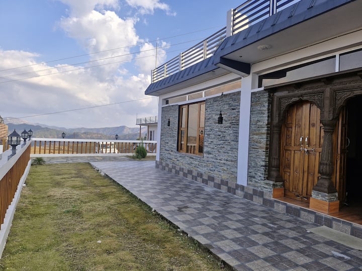 House Rests In D Mountains, Facing Himalayan Peaks - Devprayag