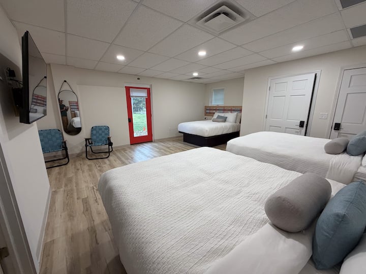 Explorer Studio | 3 Queen Beds & Patio | Sandusky - Sandusky, OH