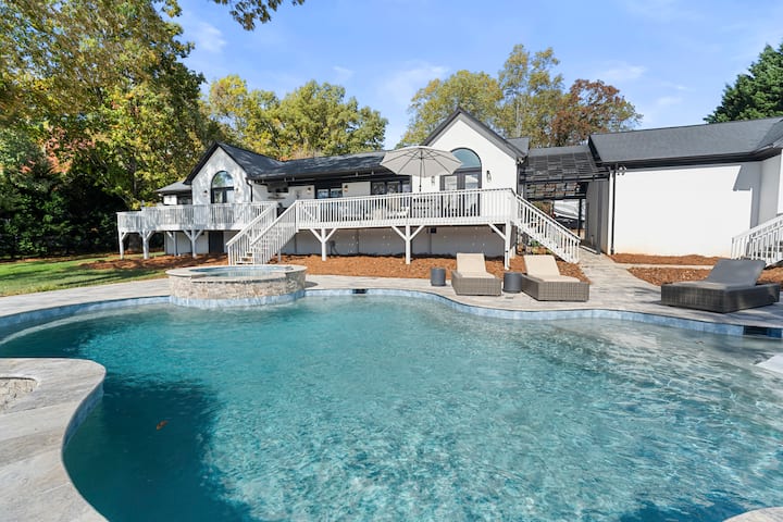 Heated Pool & Hot Tub | Lakefront Paradise - Denver, NC