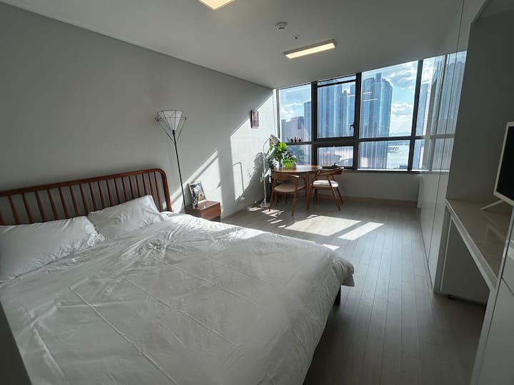 사랑스테이 27층 | 송도 비즈니스 & 힐링 스테이 

일과 쉼이 균형을 이루는 공간 - Incheon