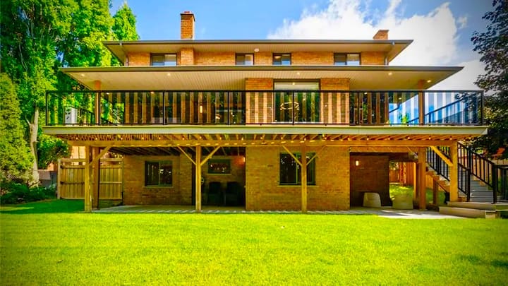 Artist Suite Near Airport & Fairview Mall - Kitchener