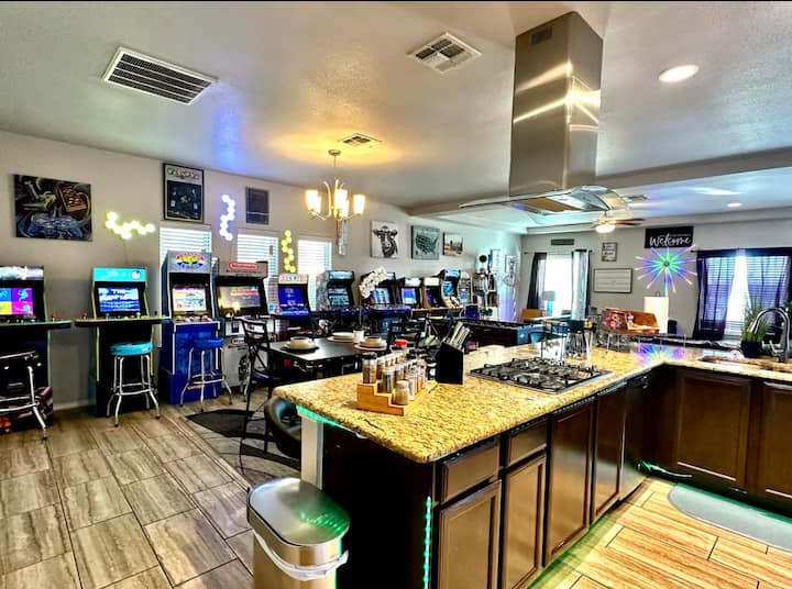 Fun House Extreme Adventure-arcade-hot Tub-kingbed - El Paso, TX