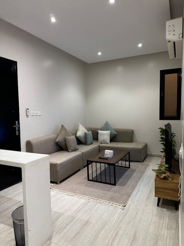 غرفتين وصاله بالقرب من مستشفى قوى الامن ومحطة قطار - Riyadh