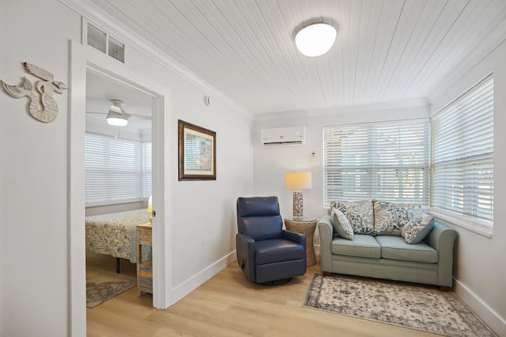 Cozy Cottage By The Gulf - Madeira Beach, FL