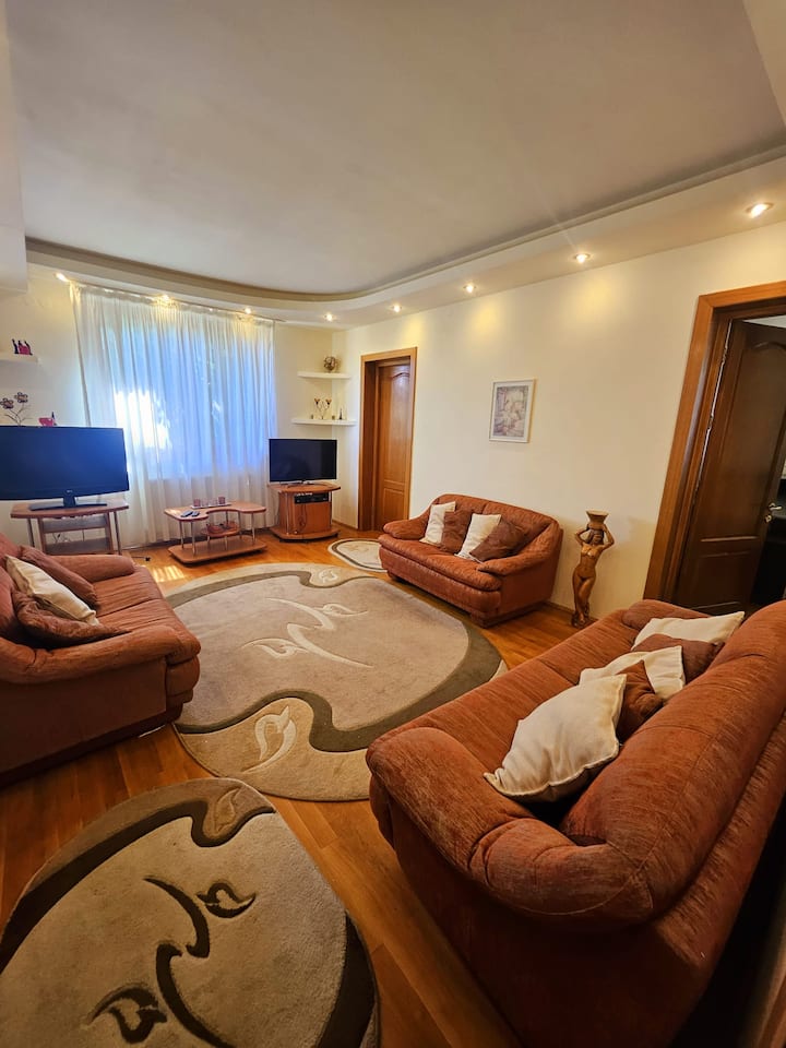 Apartament Ultracentral La Parterul Unei Vile - Krajowa