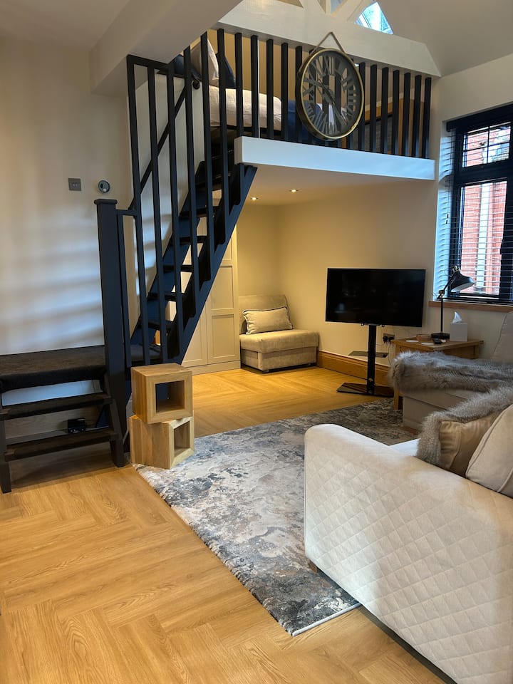 Hawks Hideaway - Warminster