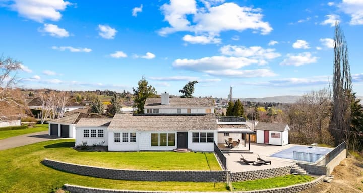 Yakima Retreat * Pool, Sauna, Arcade * Sleeps 10 - Yakima, WA