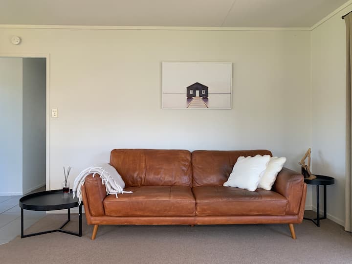 Sunny Papamoa Beach Bach - Easy Coastal Living. - Papamoa