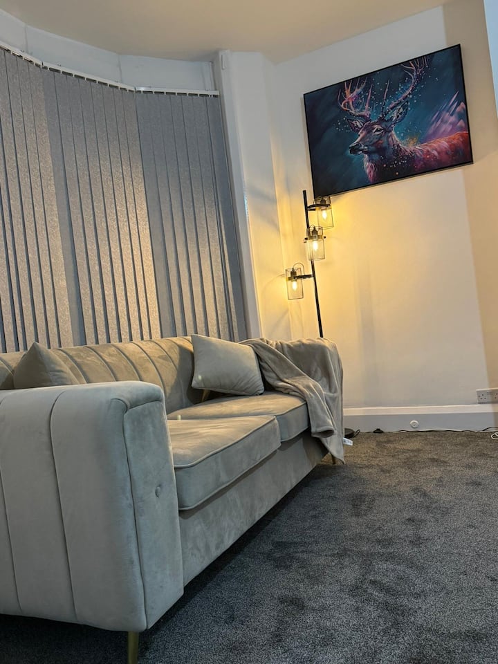 Freshly Renovated 3-bedroom House Near Town Centre - Bradford