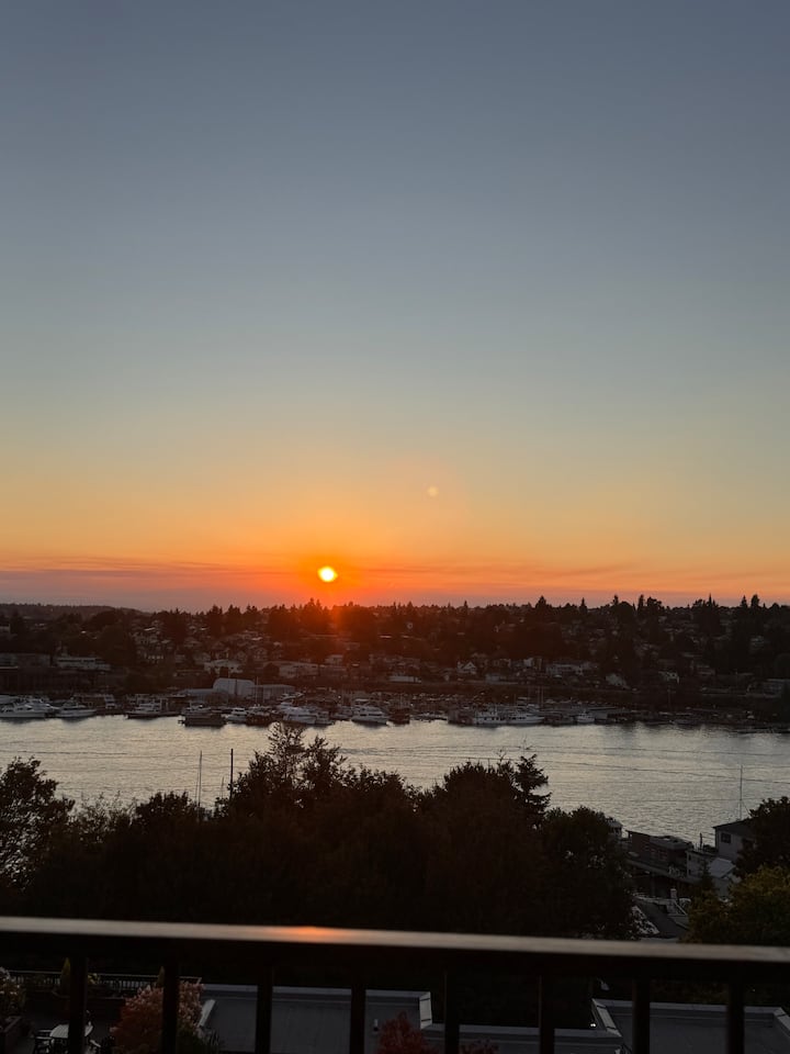 Restful Eastlake Hideaway | Minutes To Everything - Seattle, WA