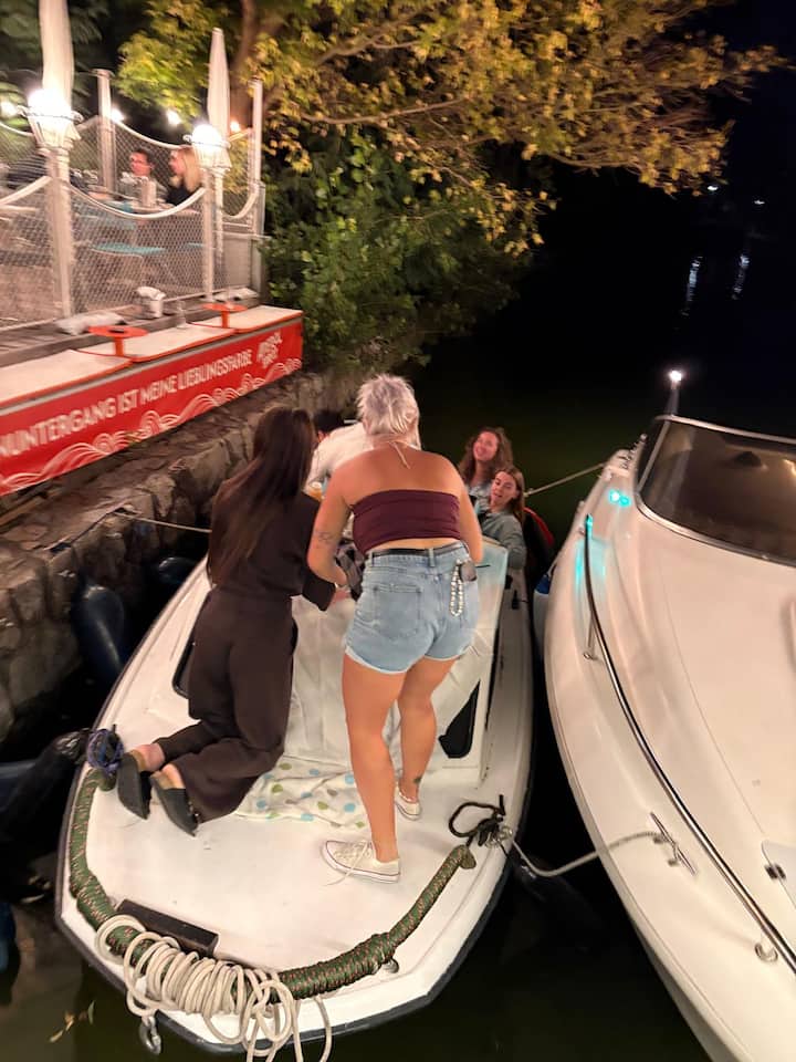 Donau - Kabane
Urbanes Leben Trifft Geschichte - Viena