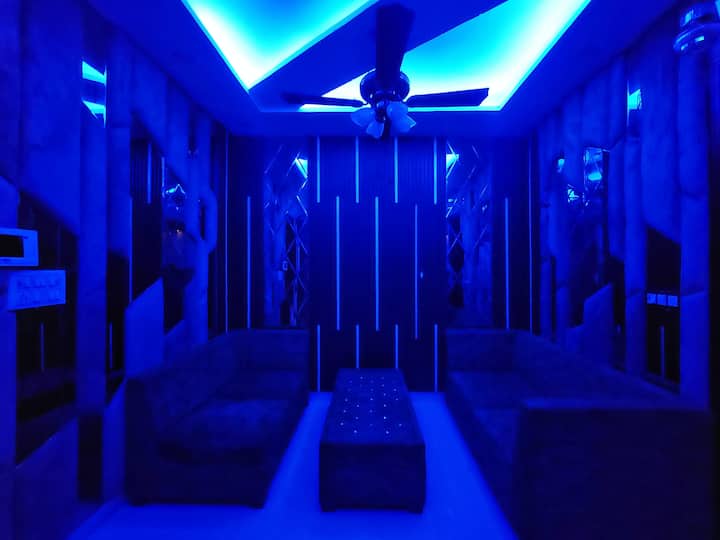 2 Bhk Peaceful Family Flat With Car Parking - Delhi