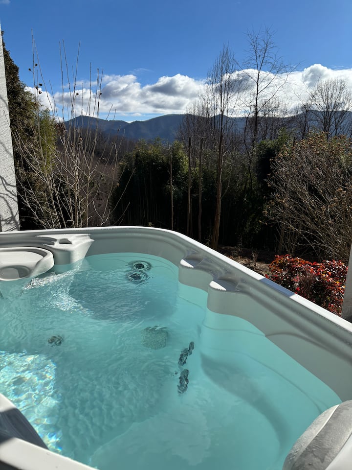 Mountain View Cabin I Hot Tub | Wi-fi | Sleeps 7 - Maggie Valley, NC