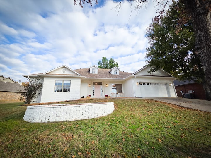 Heavenly Modern, Sleeps 12, Tables Sit 18 - Fort Smith, AR