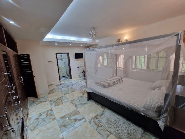 Luxury 2 Bdrs, 2 Bths Wifi, Ac, Water, Electricity - Sierra Leone