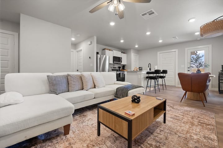 Bright Cozy Wellness Getaway | 3 Bd 2 Ba| Near Ttu - Lubbock, TX