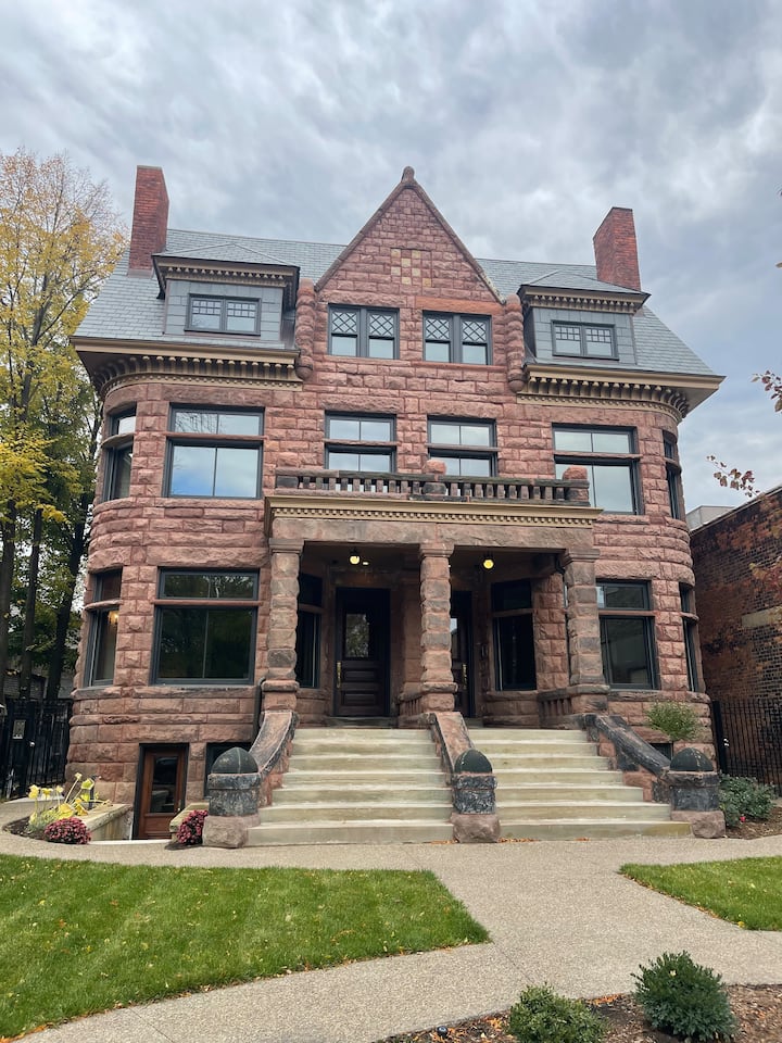 Townhouse In Midtown With Gated Parking! - Detroit, MI