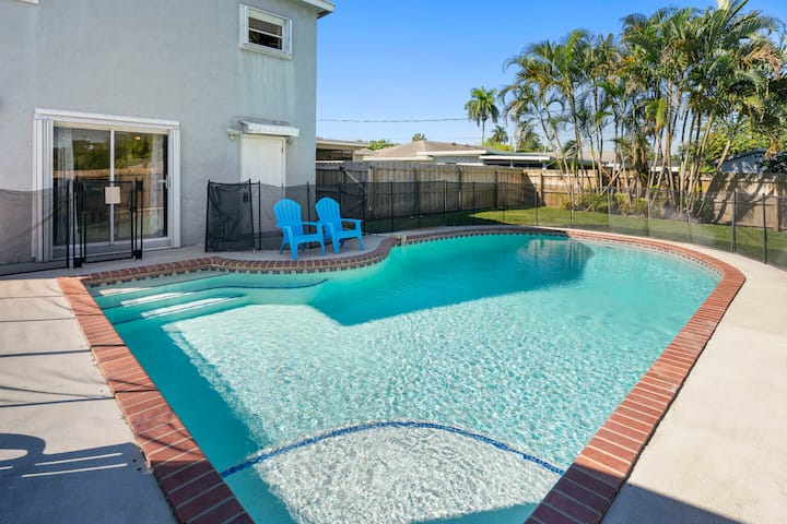 Stylish Poolside 2br Apartment 15 Min To The Beach - Atlantis, FL
