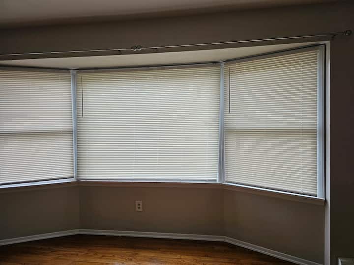 Expansive And Bright Spacious Room. - Northport, NY