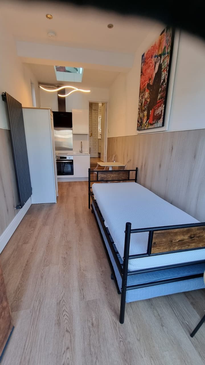 Studio In Oakwood, Piccadilly Line - Enfield, UK