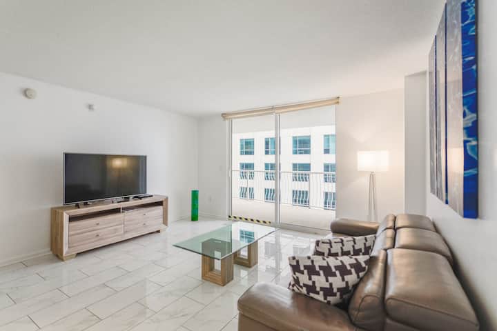 Luxury Bayview Condo | Pool, Gym & Skyline Views - Miami