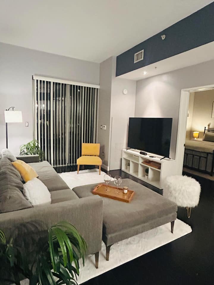 Best Downtown Condo! Free Garage Parking! - Long Beach, CA