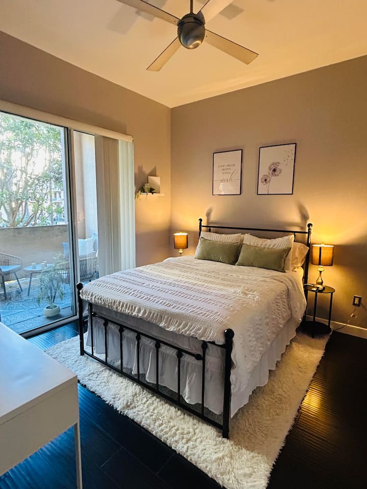 Best Downtown Condo! Free Garage Parking! - Long Beach, CA