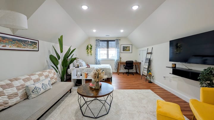 Stylish Top-floor Haven | 10 Mins To Nyc & Metlife - Union City, NJ