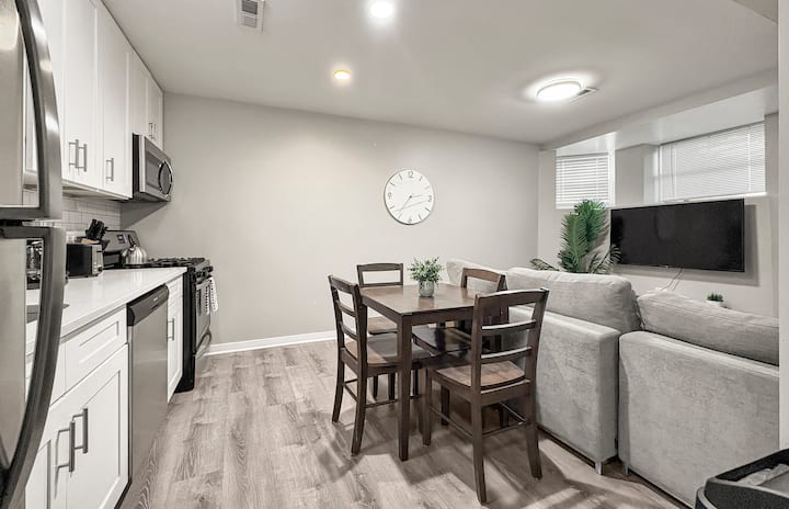 2br Apt With 2 Baths & Laundry - Lincoln Park Zoo, Chicago