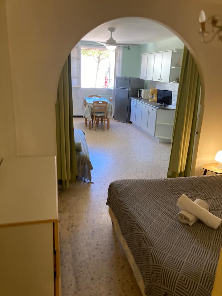 Séjour Pratique : Commerces, Centre Au Rdc - Sigean