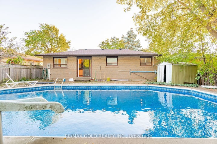 Awesome Home In Brampton With Spacious Bedrooms. -