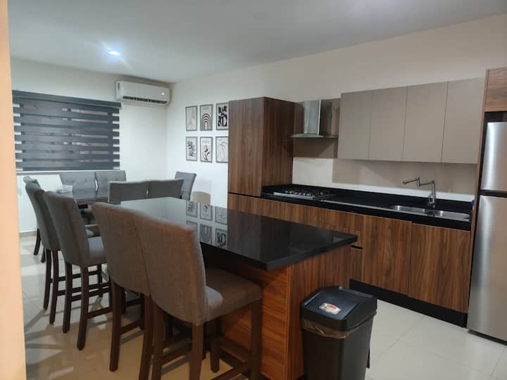 A 500 Metros De La Playa, Atrás De La Gran Plaza. - Mazatlán