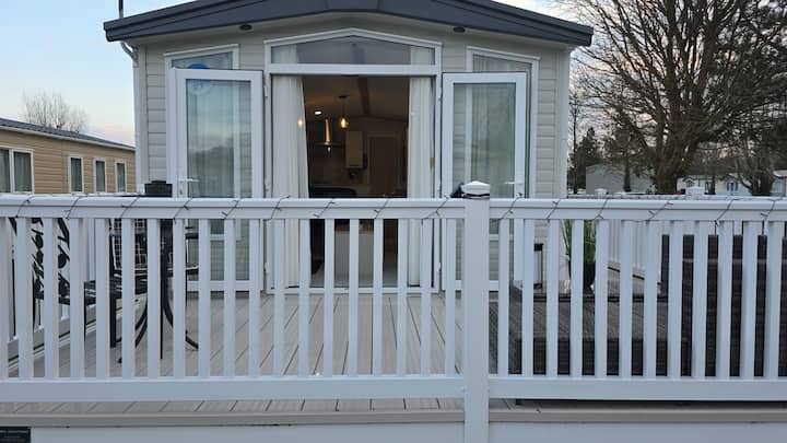 Seaside Escape: 3-bed Kiln Park Caravan - Tenby