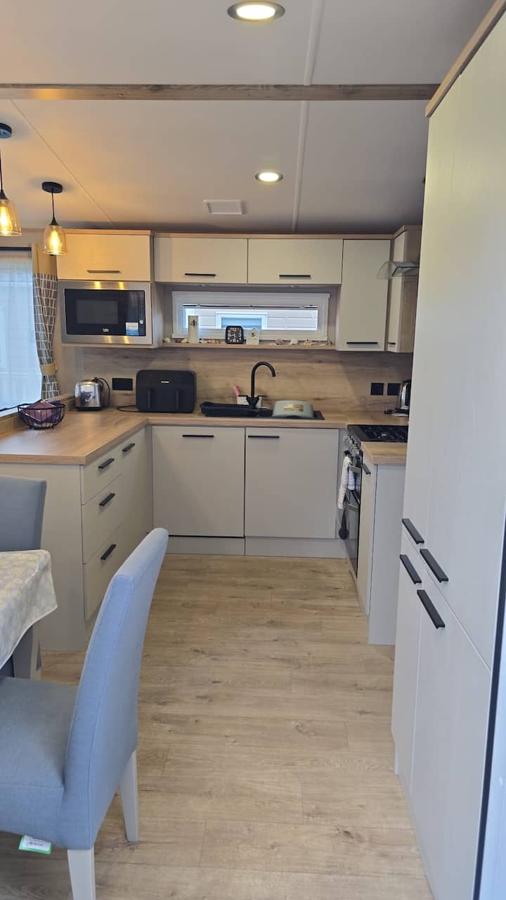 Seaside Escape: 3-bed Kiln Park Caravan - Tenby