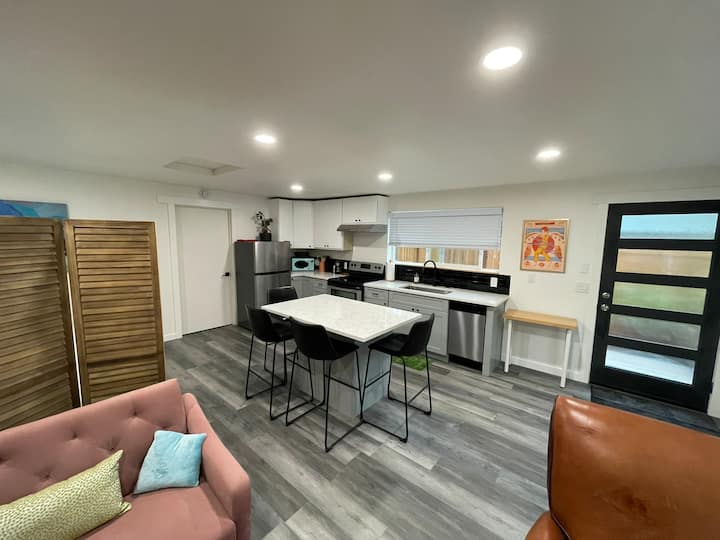 Brand New Guesthouse, Quiet Neighborhood - Shoreline