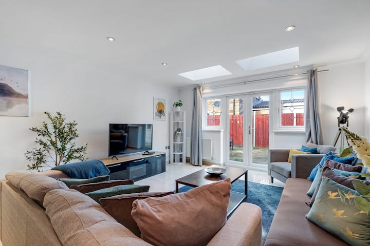 Isher 3 Bedroom, 2-bathroom House With Parking - Uxbridge