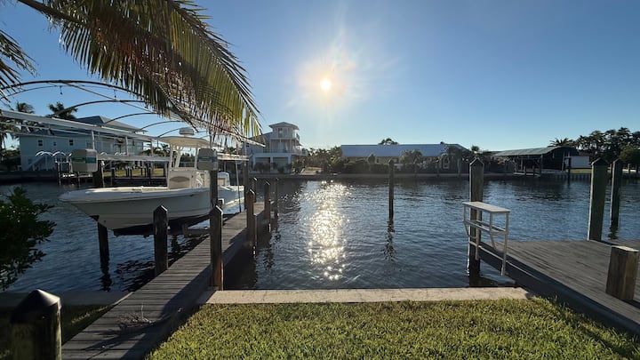 Dolphins Retreat! Waterfront, Pier, Close To Beach - Pine Island, FL