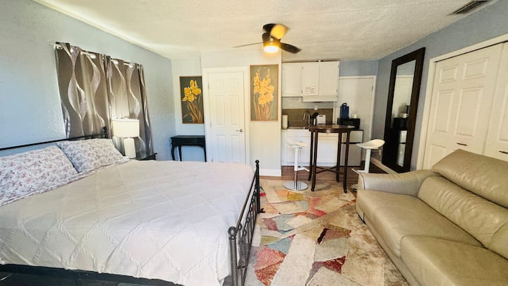 Studio With Private Entrance With Bathroom/kitchen - Pinellas Park, FL