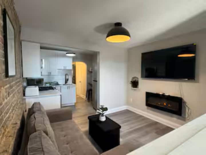 Charming Downtown 2 Unit Room - London