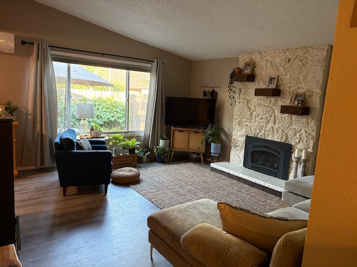 Cottage-y Home Close To Autzen Stadium - Eugene, OR