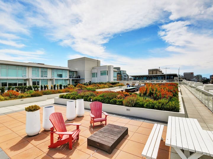 Modern Condo 1 Br + Den & Underground Parking - Victoria