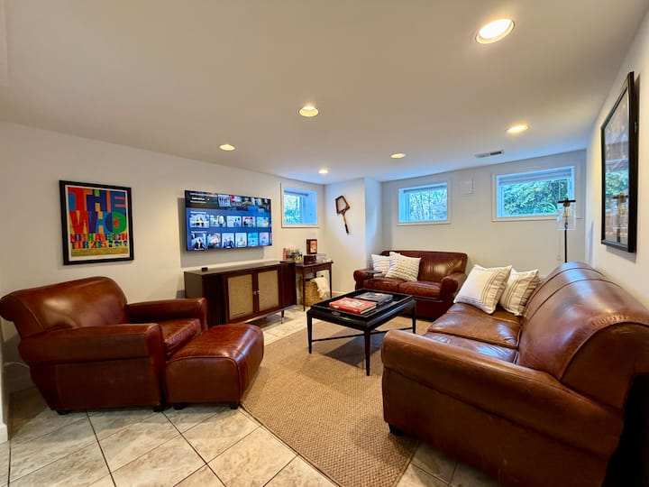 Chevy Chase Garden Apt | King Bed | Dogs Welcome - Bethesda, MD
