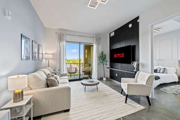 {Rockstar Retreat} ~ Pool ~ Gym ~ Free Parking - Dania Beach, FL