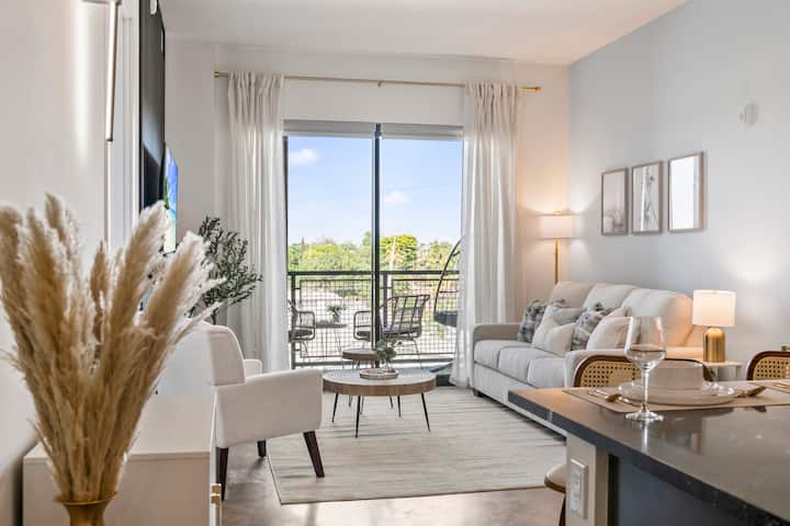 {Blue Haven} ~ Gym ~ Pool ~ Free Parking - Dania Beach, FL