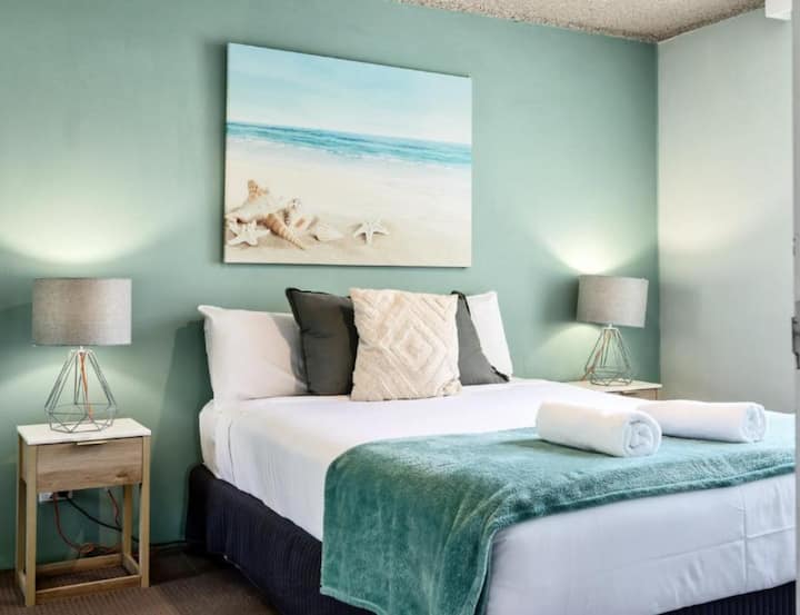 Beachside Bliss W/ Balcony & Parking-steps To Sand - Surfers Paradise